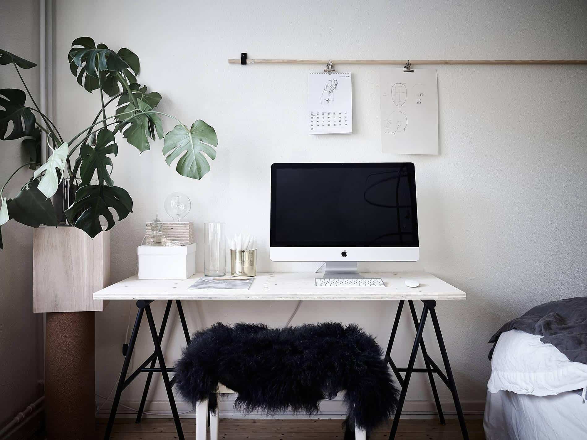 simple workspace - An Unblurred Lady